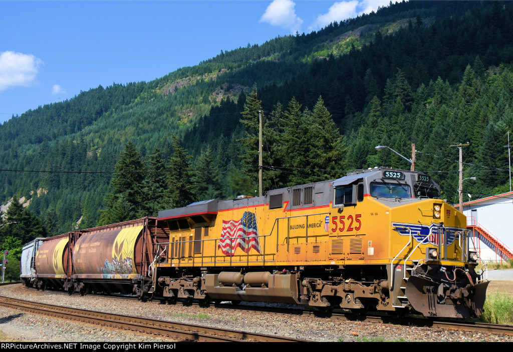 UP 5525 Leading WB CP Manifest on CN Ashcroft Sub